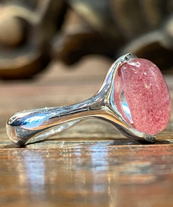 Silver and quartz ring with lepidocrocite inclusions - Galerie Kara